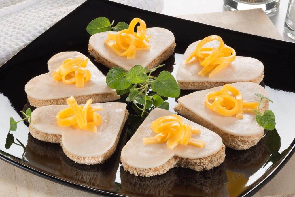 Canapés de jamón de pollo en corazón en Recetas Pietrán